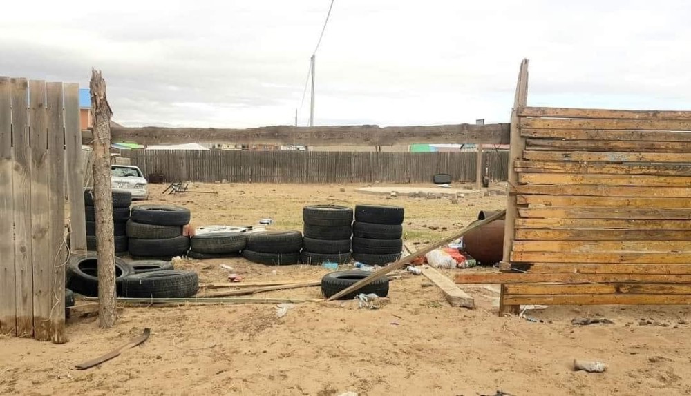 Гадаад руу удаан хугацаагаар явсан иргэний машин хашаа байшин зэргийг эвдэн сүйтгэжээ