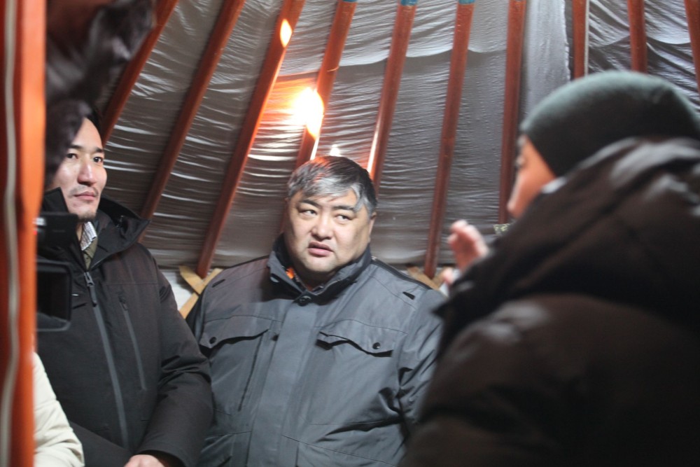 УИХ ын гишүүн Г Дамдинням ирж жагсагчидтай уулзлаа