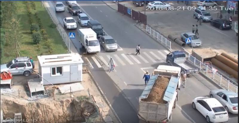 ГАРЦААР ГАРЧ БАЙСАН ХҮҮХЭДТЭЙ ЭМЭГТЭЙГ МӨРГӨЖ ГЭМТЭЭЖЭЭ